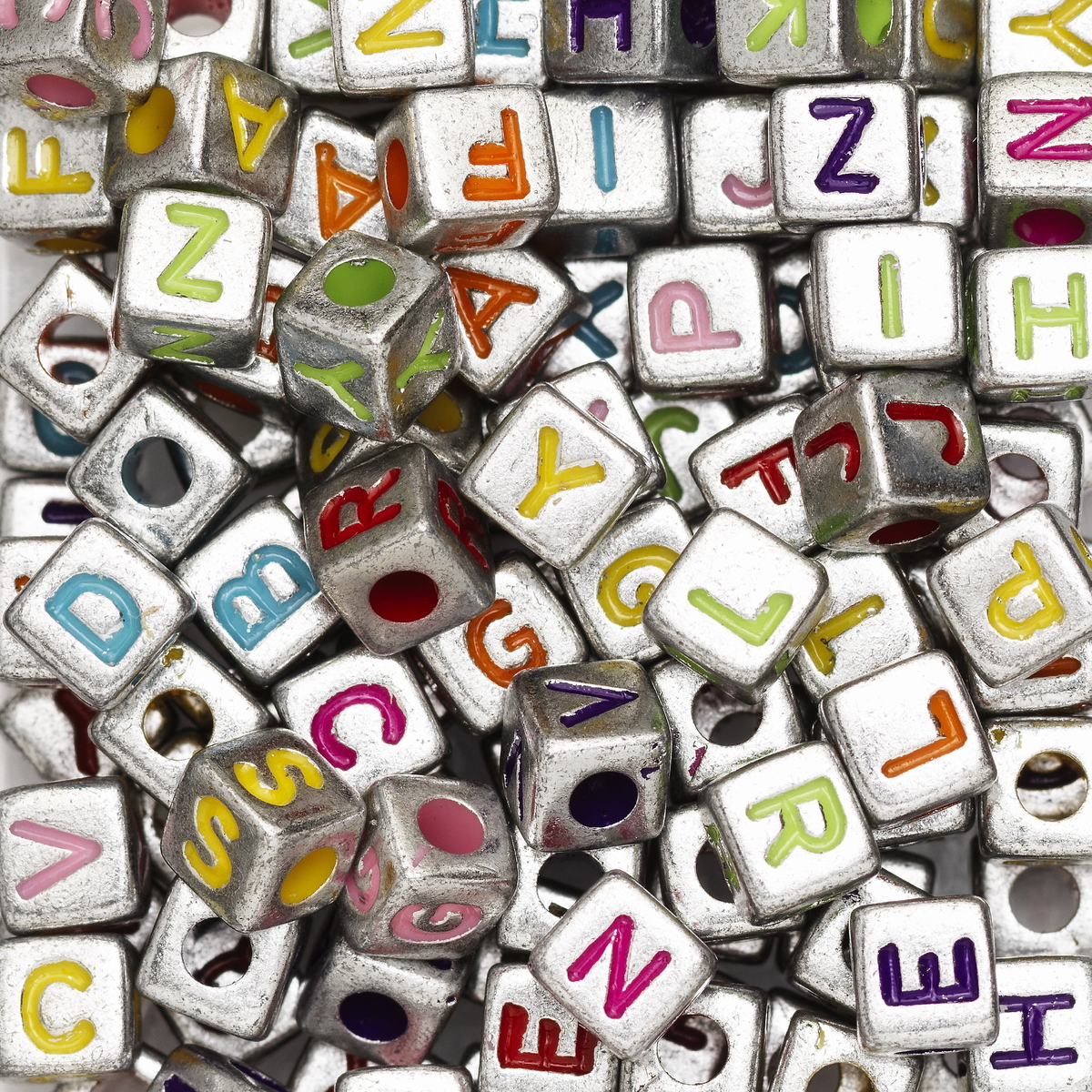 130 stk. kubeformede, sølvfargede bokstavperler, A-Z med fargede ...