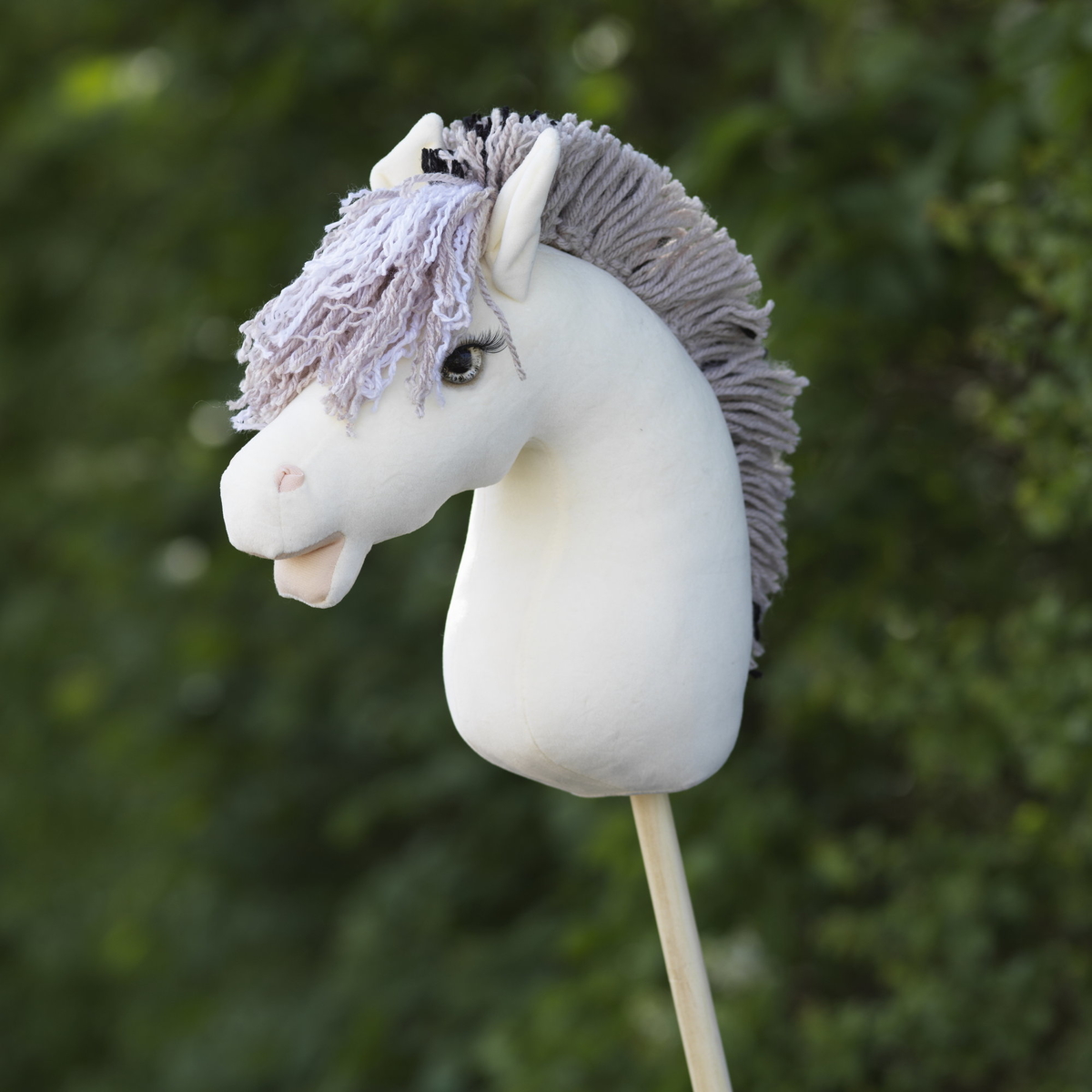 Käpphäst Fjording – odekorerad häst med träpinne, längd 85 cm | Panduro