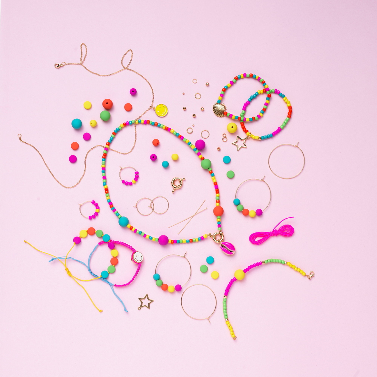Happy neon charms jewellery kit – skapa dina egna vackra smycken ...