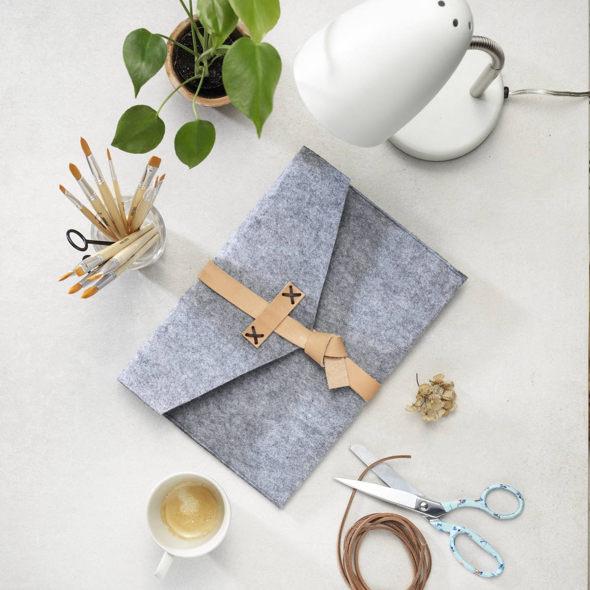 DIY-kit - lag en fin veske av filt med lærdetaljer | Panduro