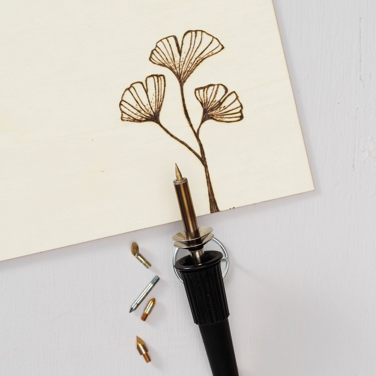 Svipenn til tre, lær og kork. Metallstativ og 4 svispisser + 1 ...