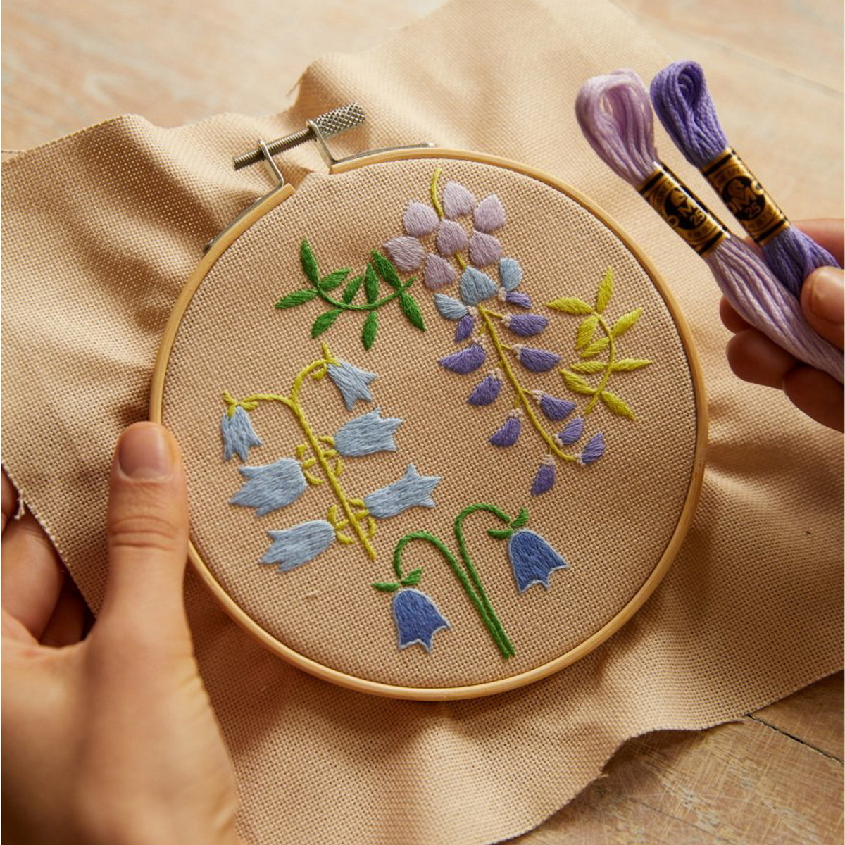 DMC Mindful making kit – broder små søte blomster | Panduro