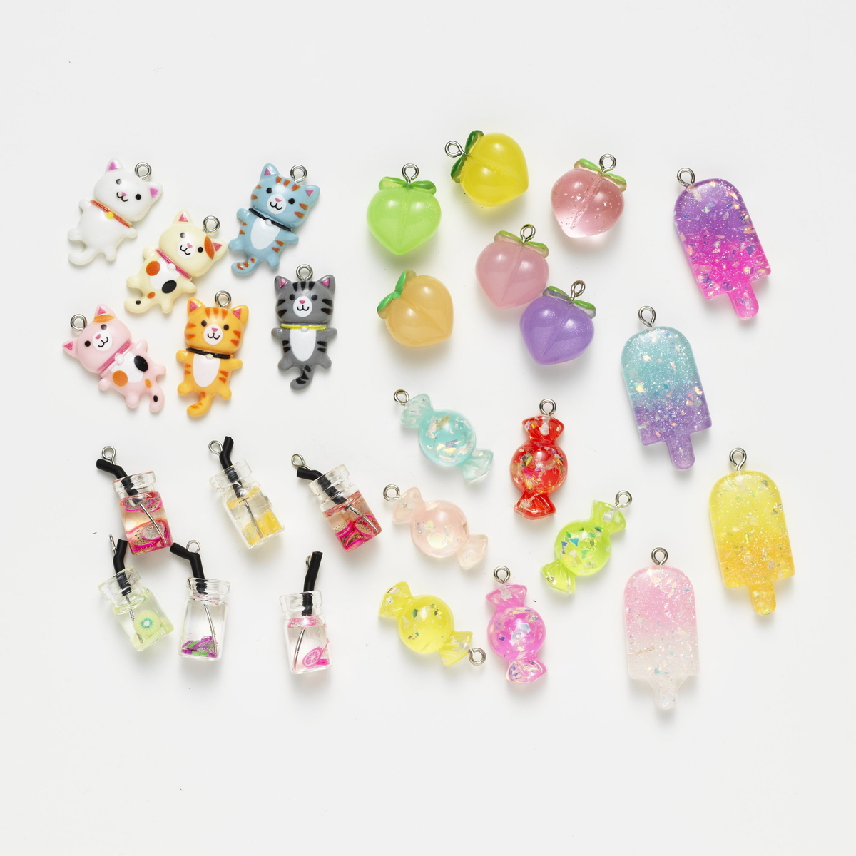 Hängen charms 28 st. i 5 olika söta, glittriga & färgglada designer ...