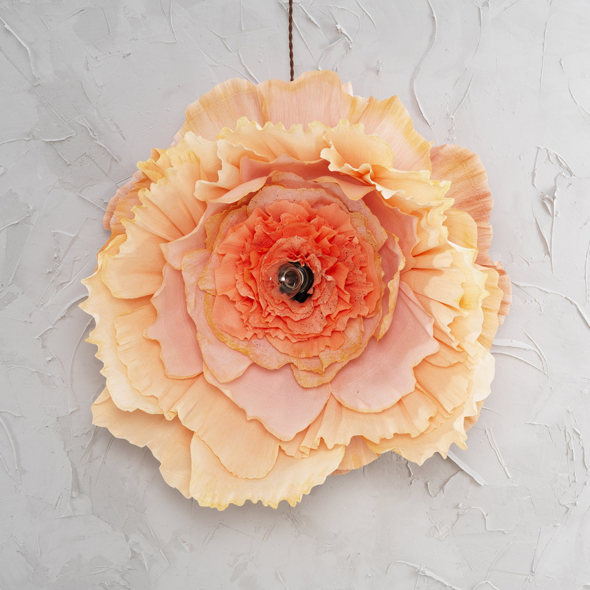 Skapa en gigantisk blomlampa i kräppapper