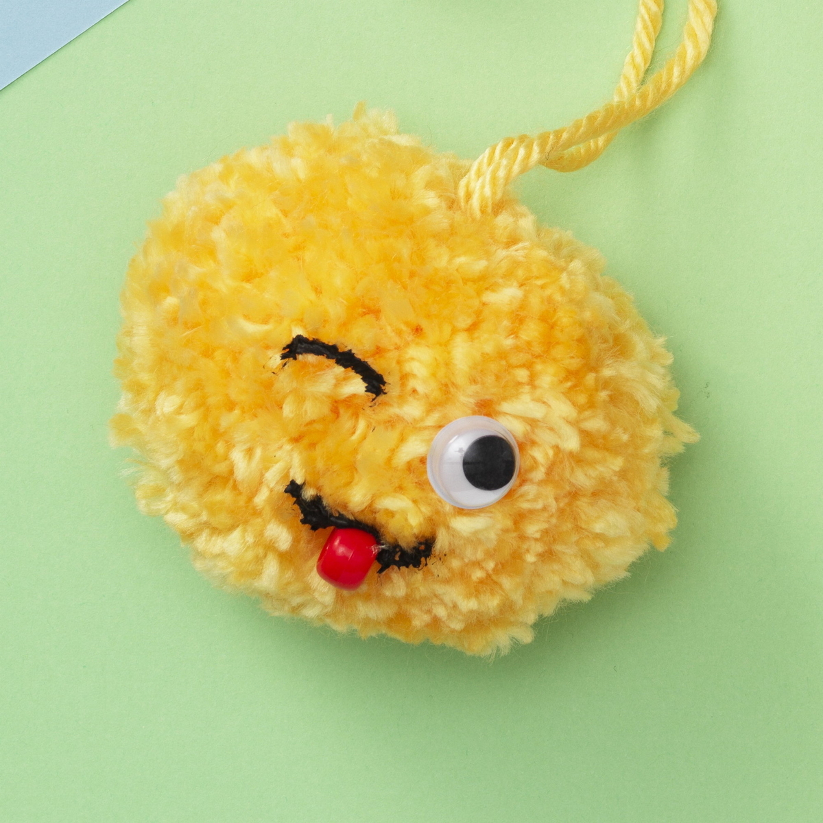 Gör en garnbolls-smiley med nyckelring