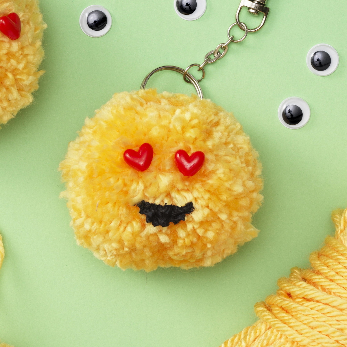Gör en garnbolls-smiley med nyckelring
