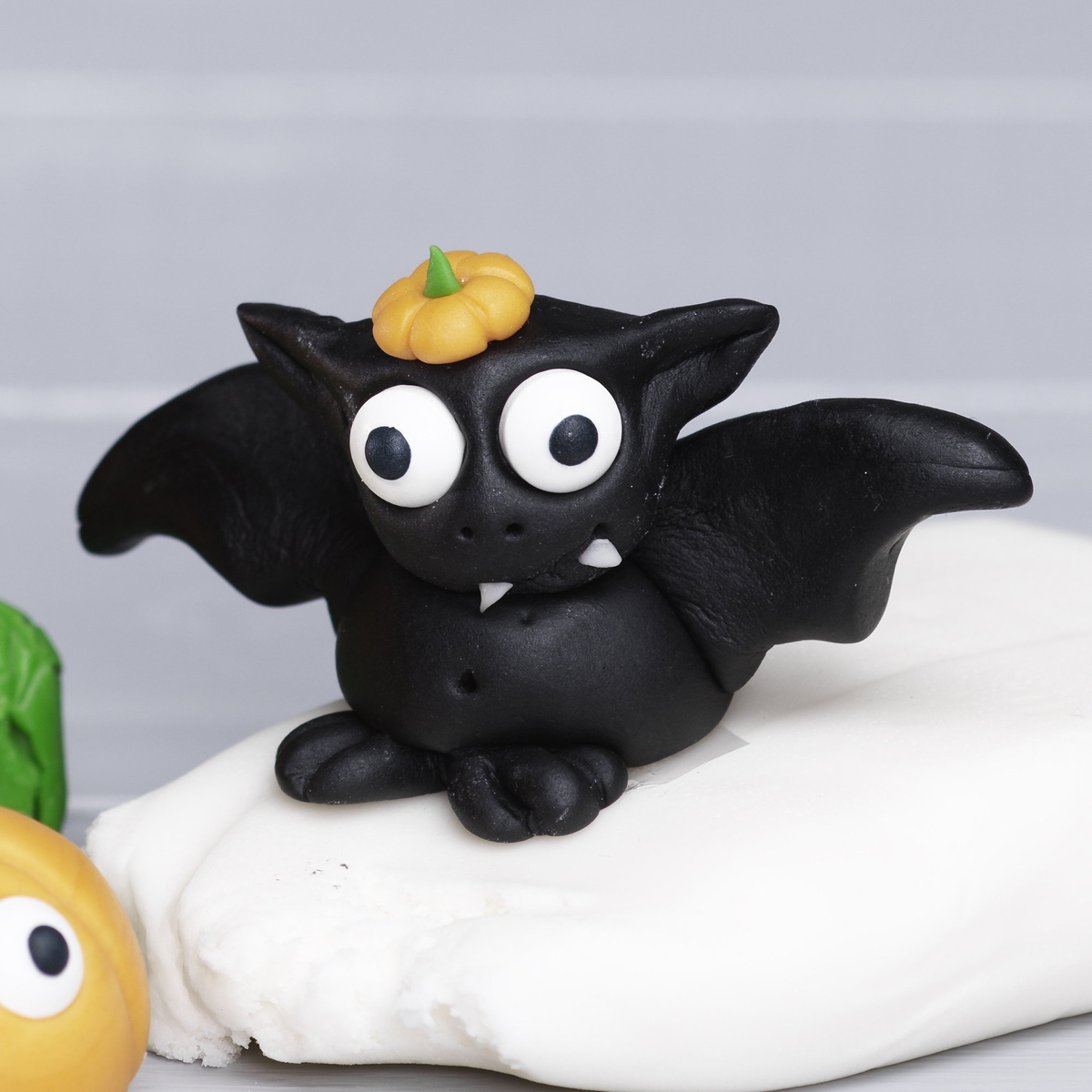 Duka fram sötläskiga halloweenfigurer