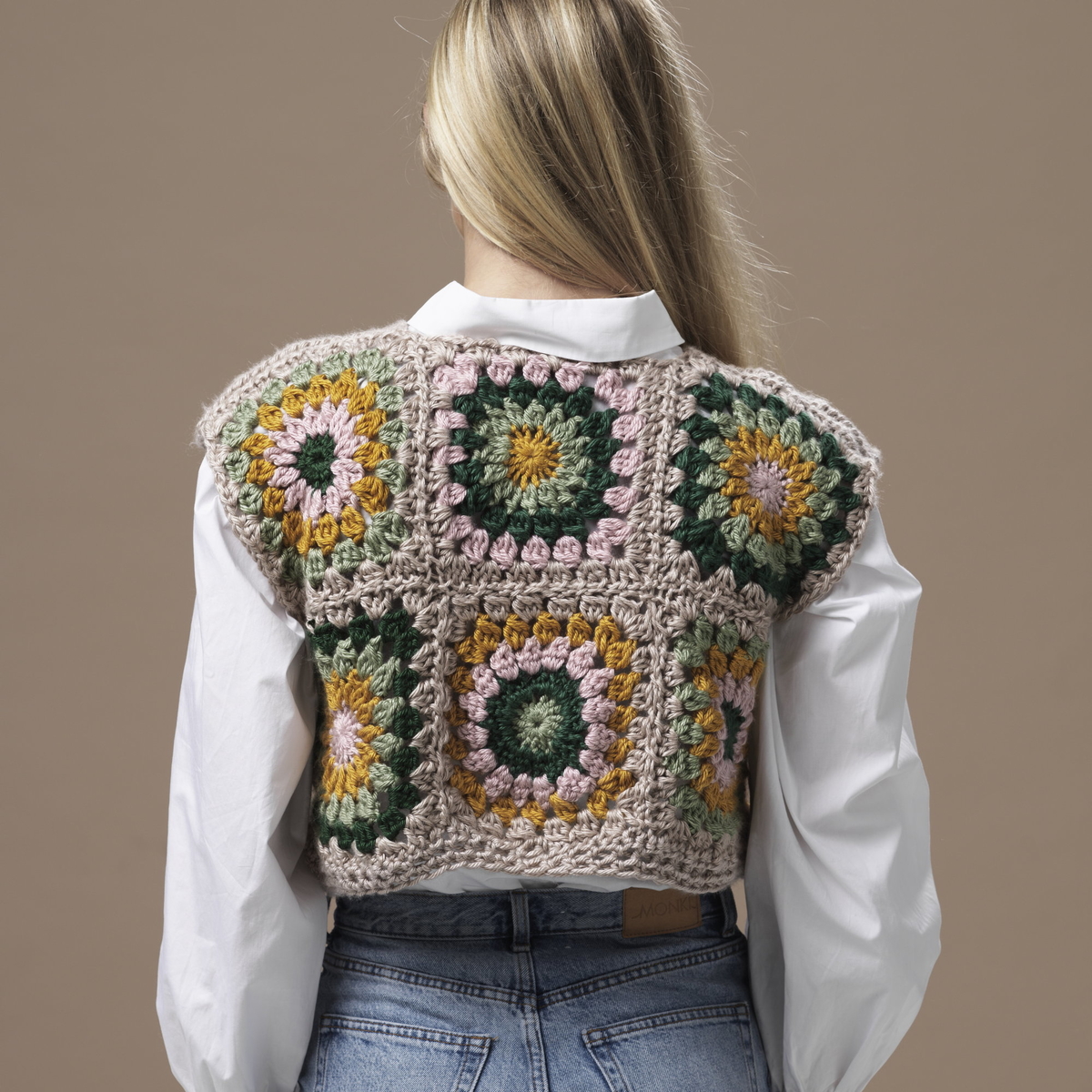 Virka en väst med mormorsrutor