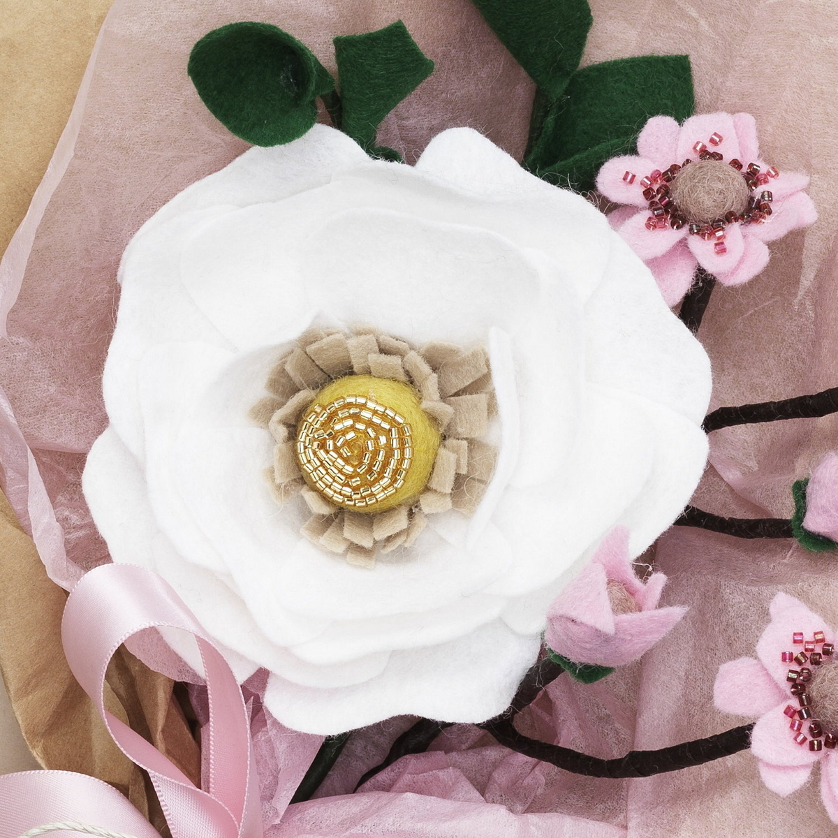 Gör blommor av filt