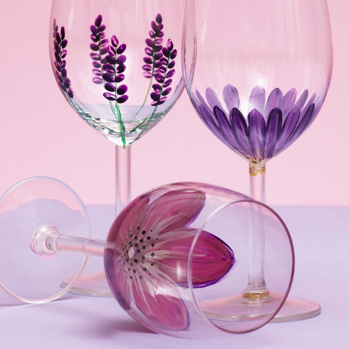 Måla blommor på dricksglas