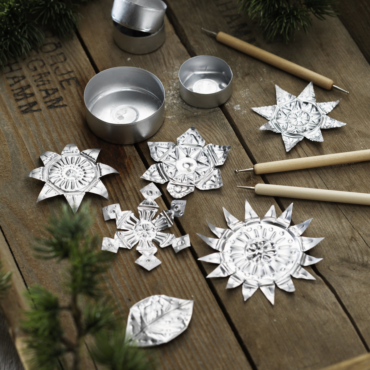 Klipp ut stjärnor av tomma värmeljus