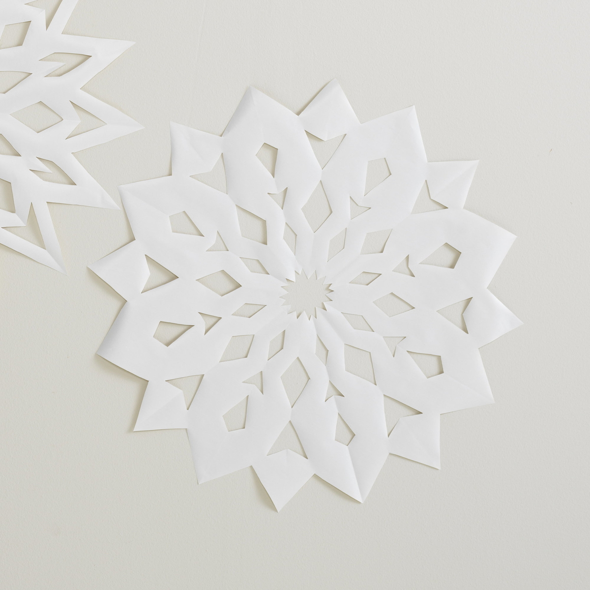 Klipp ut store snøkrystaller av papir