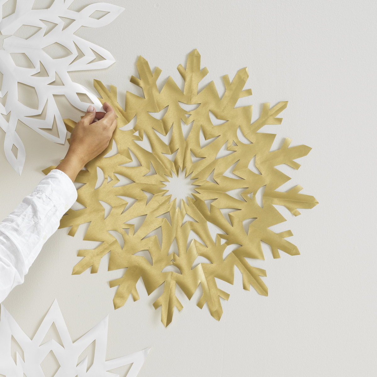 Klipp ut store snøkrystaller av papir